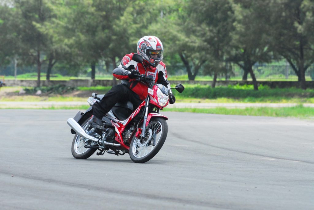InsideRACING 2009 SYM RV1-2 Sports Ride Review: Refined and Capable