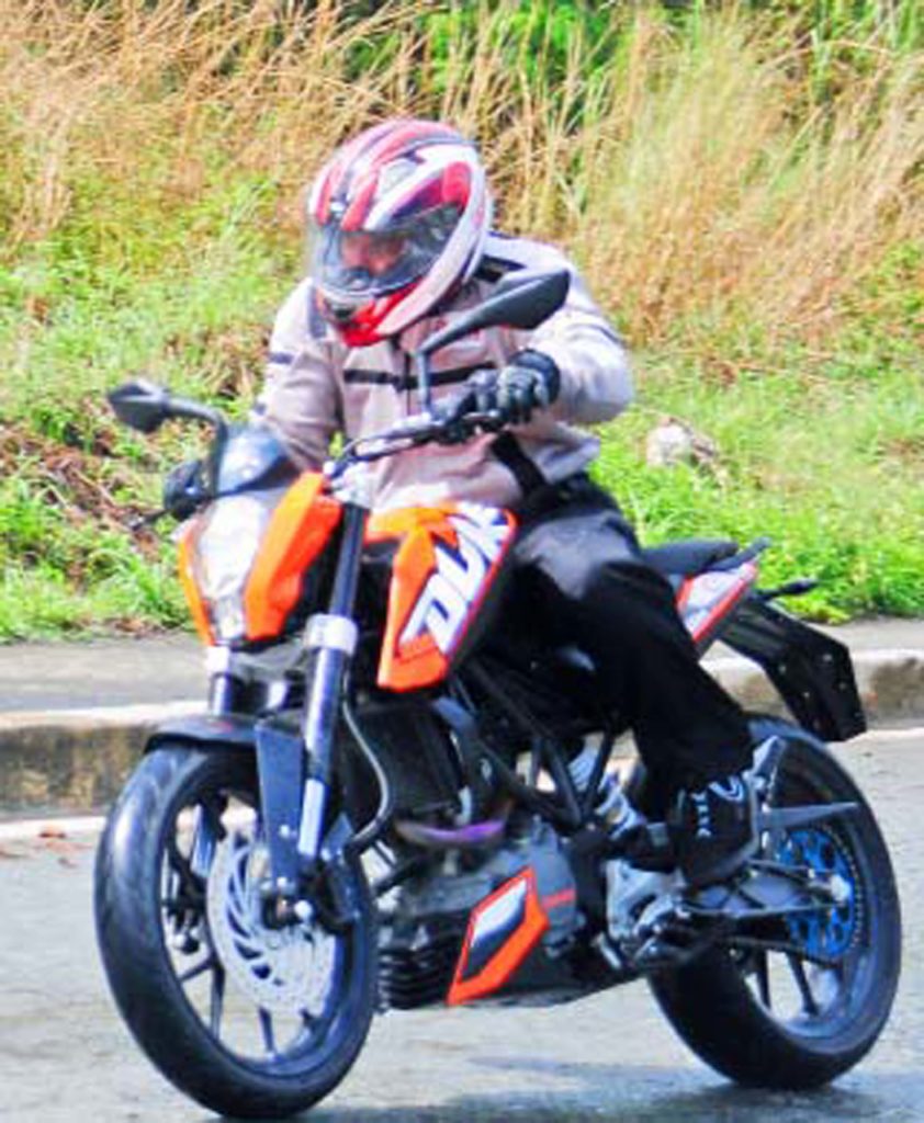 InsideRACING 2013 KTM DUKE 200 First Ride Review: Ready to Race!