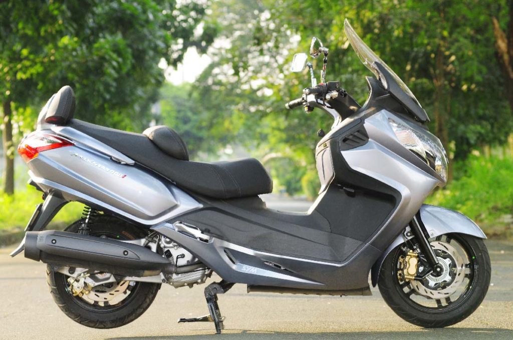 InsideRACING 2012 SYM Maxsym 400i Ride Review: A Swift and Luxurious Escape!