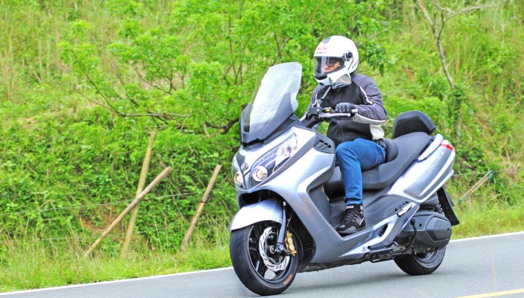 InsideRACING 2012 SYM Maxsym 400i Ride Review: A Swift and Luxurious ...