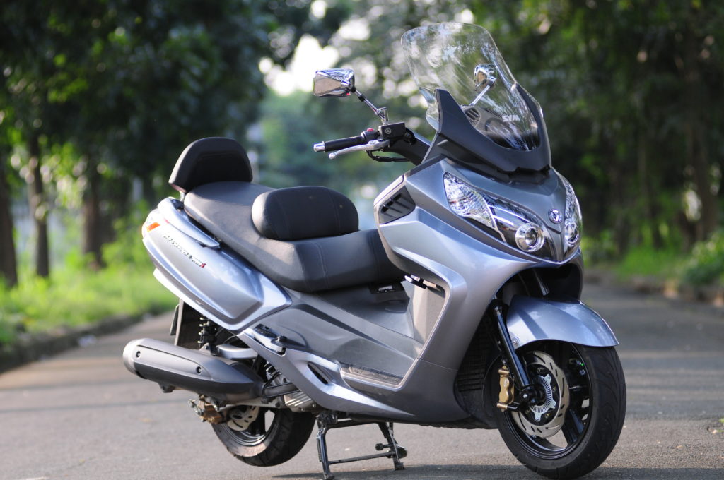 InsideRACING 2012 SYM Maxsym 400i Ride Review: A Swift and Luxurious ...