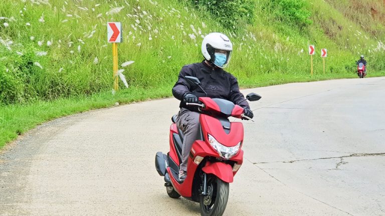 InsideRACING 2021 Yamaha Mio Gravis First Ride Review : Maxi-Scooter ...