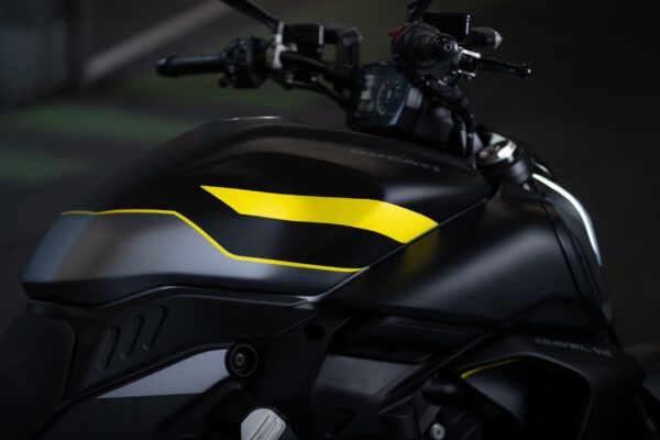 InsideRACING Diavel V4, Dare to be Bold; New “Black Roadster Livery ...