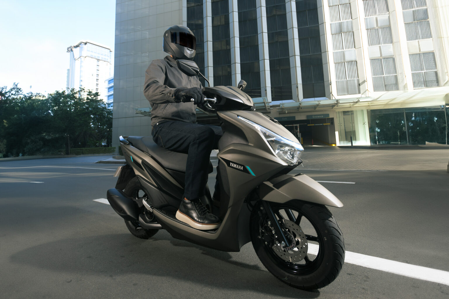 InsideRACING 2025 Mio Gravis: Smarter Style for the Sensible Rider