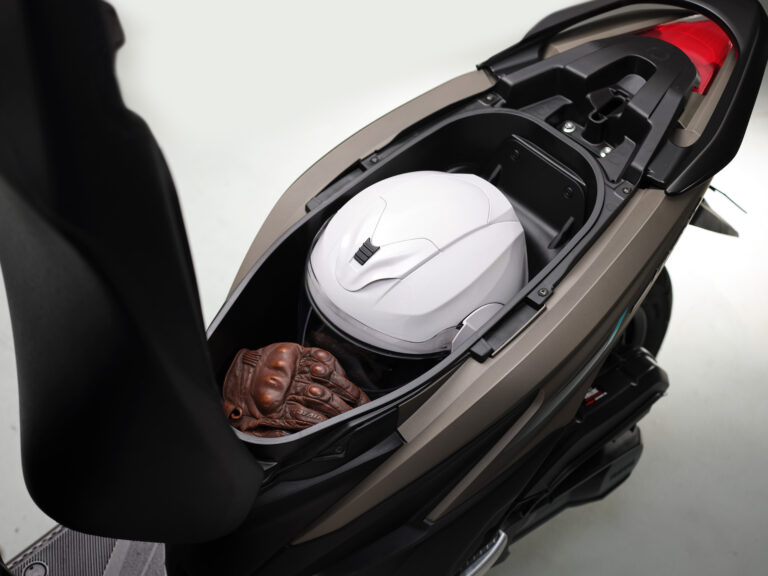 InsideRACING 2025 Mio Gravis: Smarter Style for the Sensible Rider