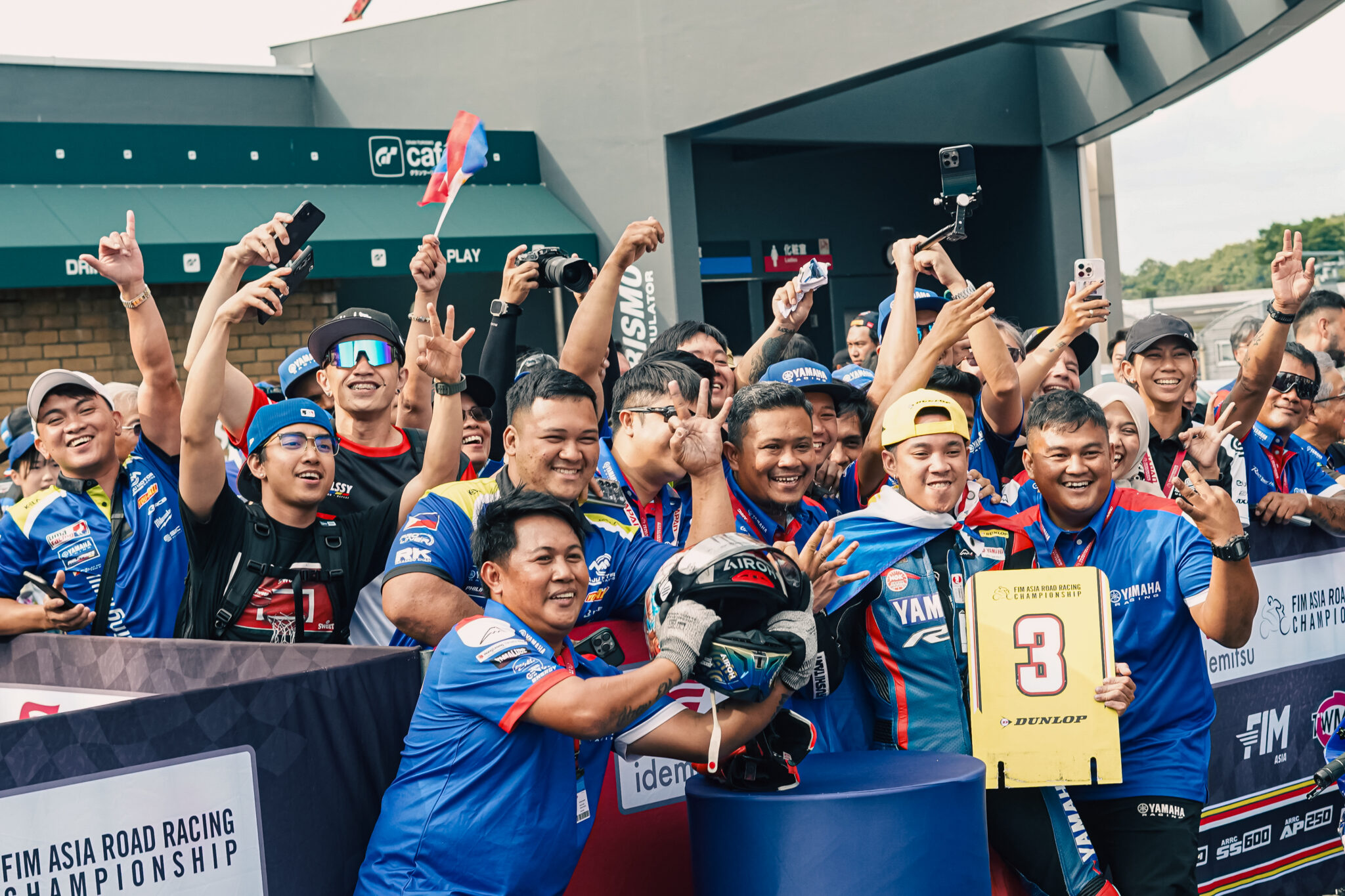 InsideRACING 2025 Mio Gravis: Smarter Style for the Sensible Rider