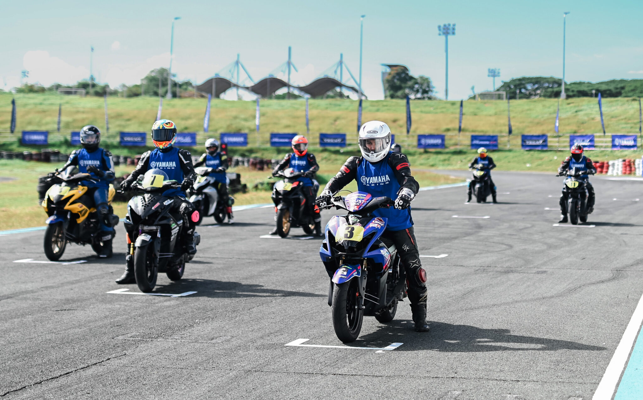 InsideRACING 2025 Mio Gravis: Smarter Style for the Sensible Rider